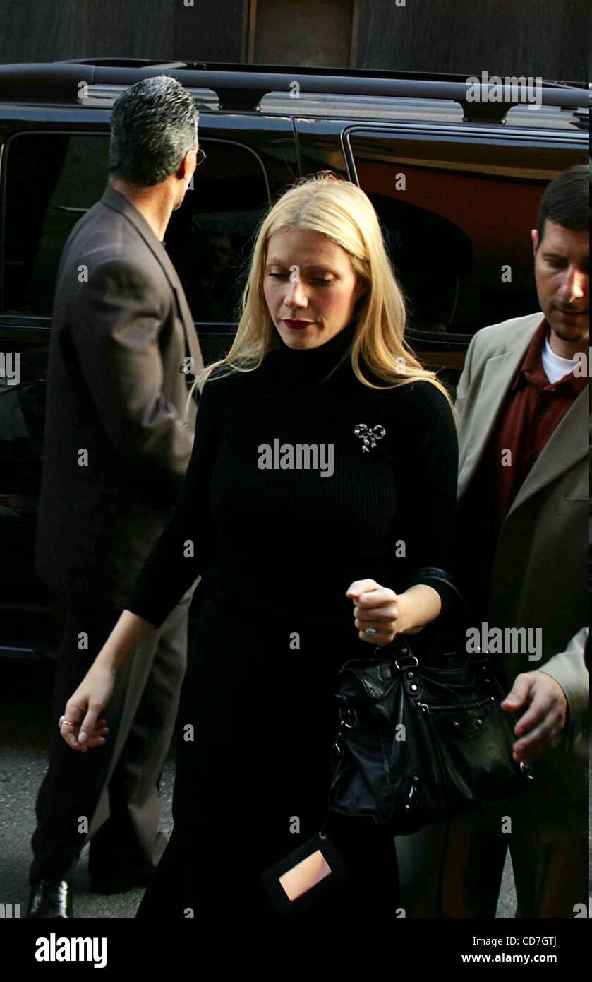 Sept. 16, 2004 - New York, New York, U.S. - K39523RM.GWYNETH PALTROW ...