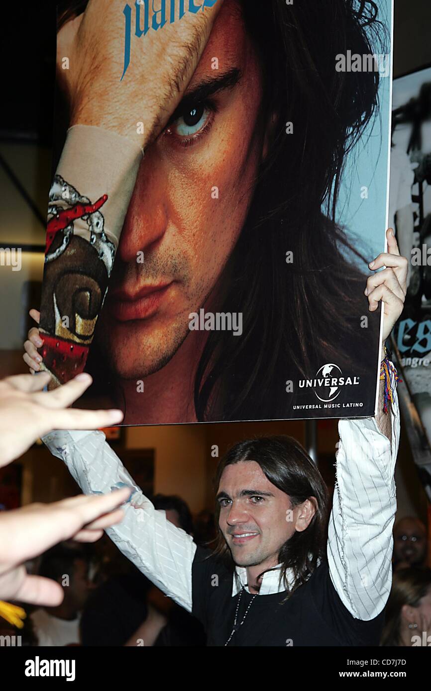 Sept. 28, 2004 - New York, New York, U.S. - K39687RM.1# SELLING LATIN ...