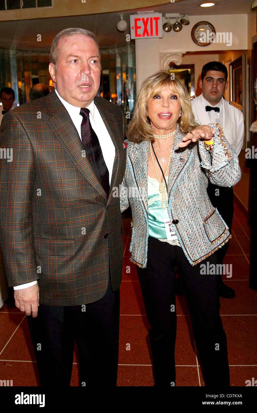 Frank sinatra jr and nancy sinatra hi-res stock photography and images ...