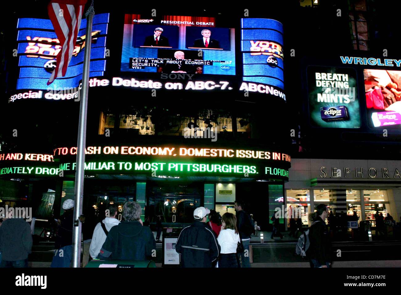 Oct. 14, 2004 - New York, New York, U.S. - K39868RM.PRESIDENTIAL DEBATE ...