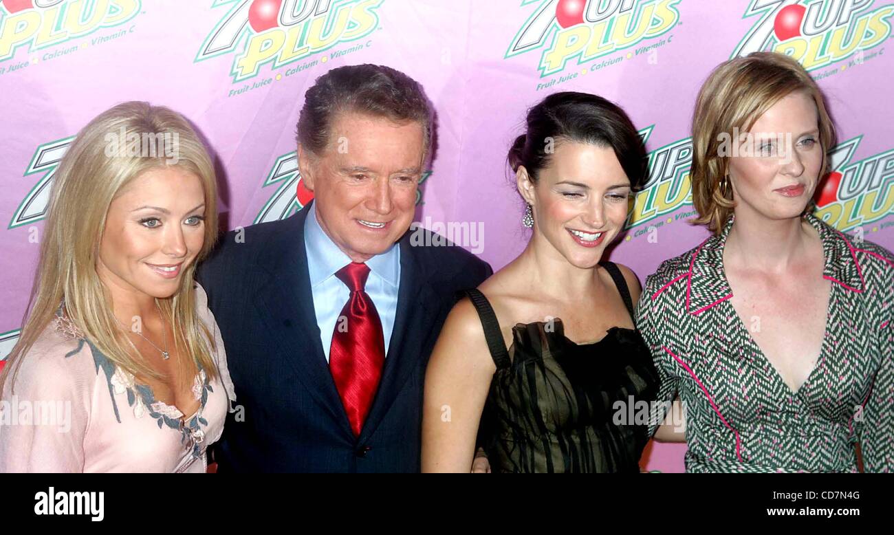 Kelly Ripa 2004 High Resolution Stock Photography and Images - Alamy