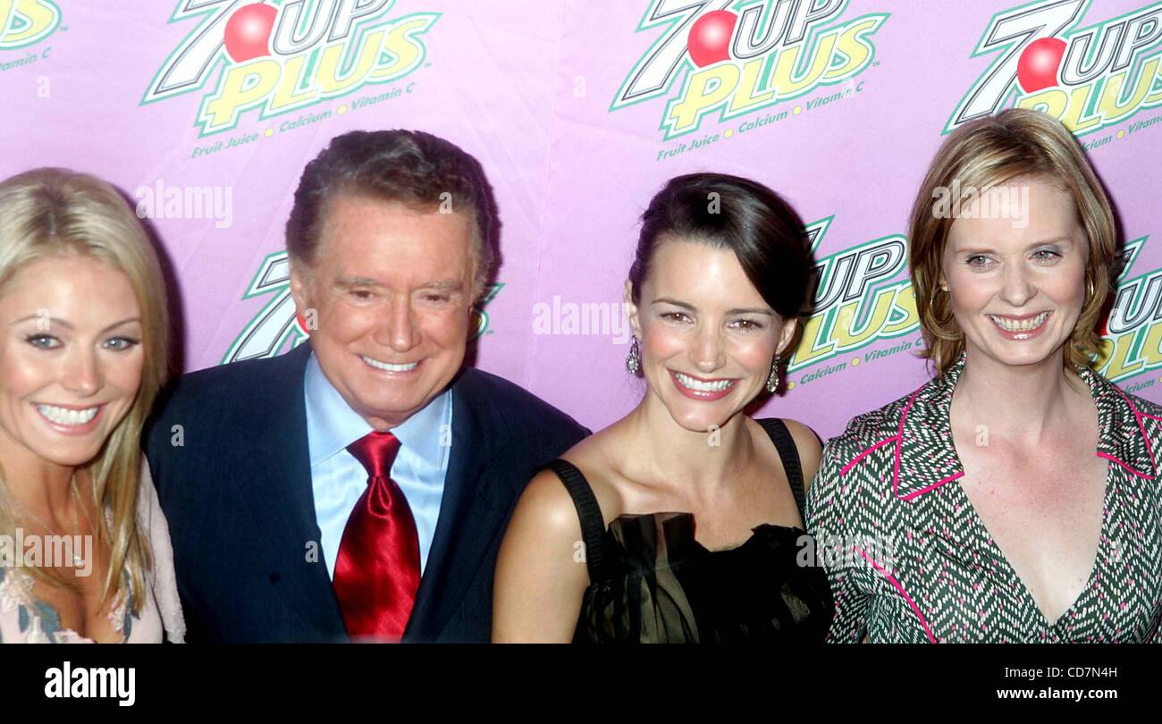 Kelly ripa 2004 hi-res stock photography and images - Alamy