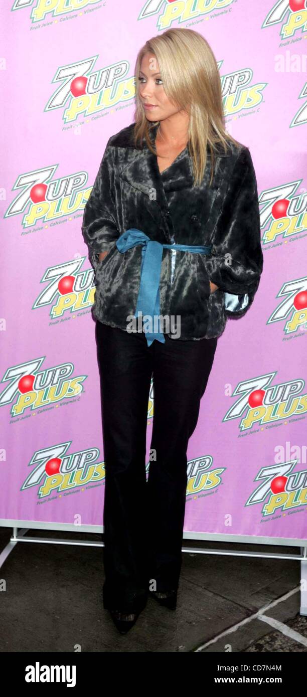 Kelly ripa 2004 hi-res stock photography and images - Alamy