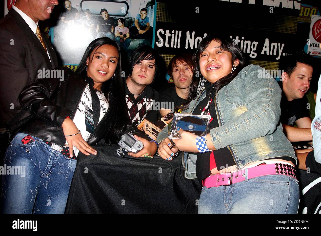 Oct. 26, 2004 - New York, New York, U.S. - K40100ML.SIMPLE PLAN IN ...