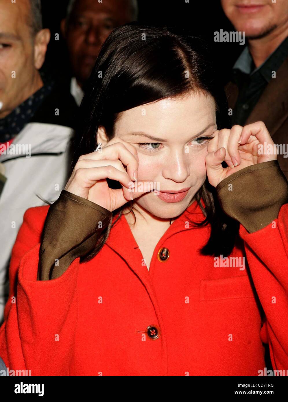 Nov. 18, 2004 - New York, New York, U.S. - K40452RM.CELEBRITIES LEAVING ...