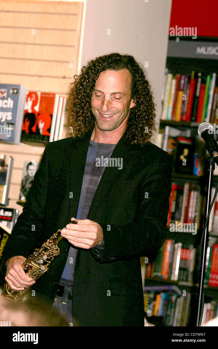 Nov. 24, 2004 - New York, New York, U.S. - K40551RM.KENNY G PERFORMS AT ...