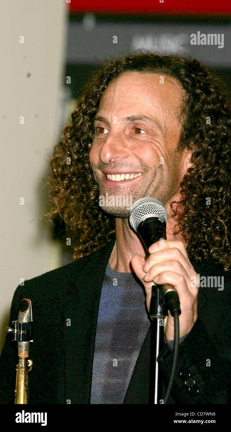 Nov. 24, 2004 - New York, New York, U.S. - K40551RM.KENNY G PERFORMS AT ...