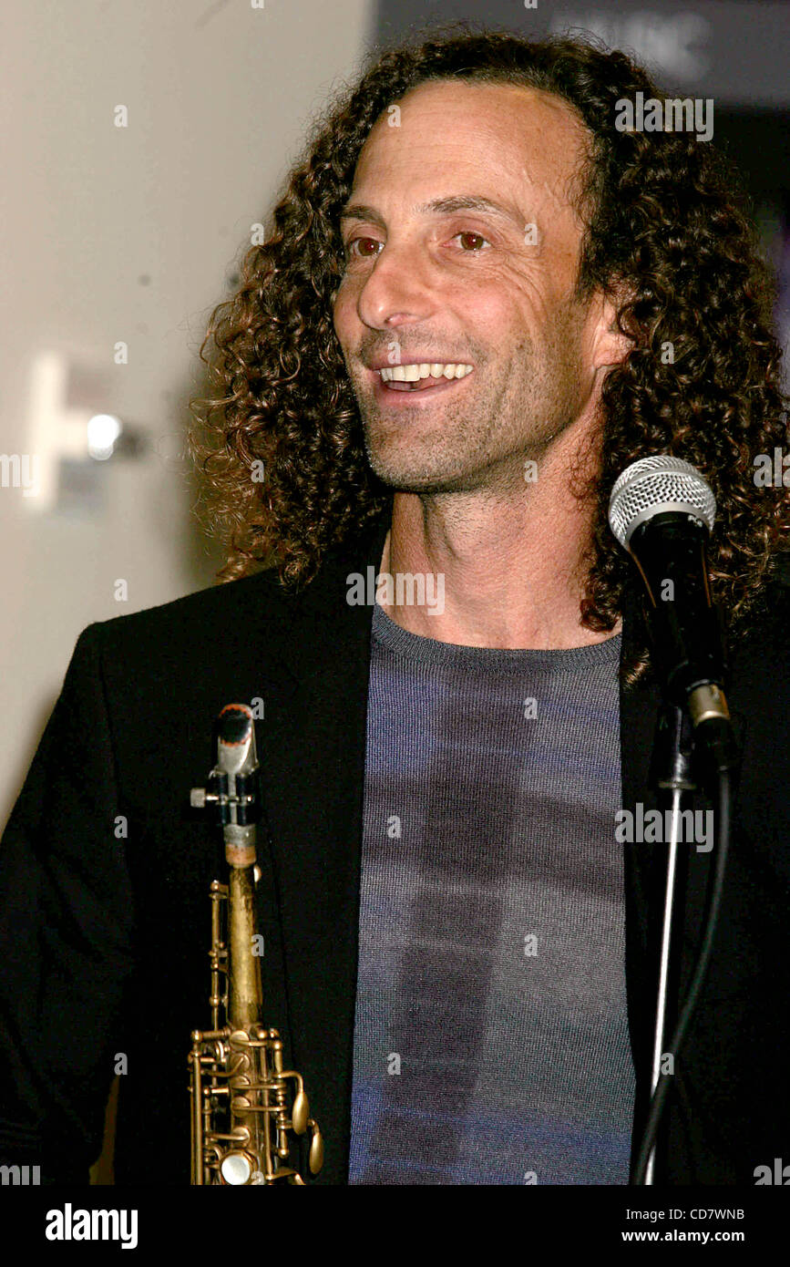 Nov. 24, 2004 - New York, New York, U.S. - K40551RM.KENNY G PERFORMS AT ...