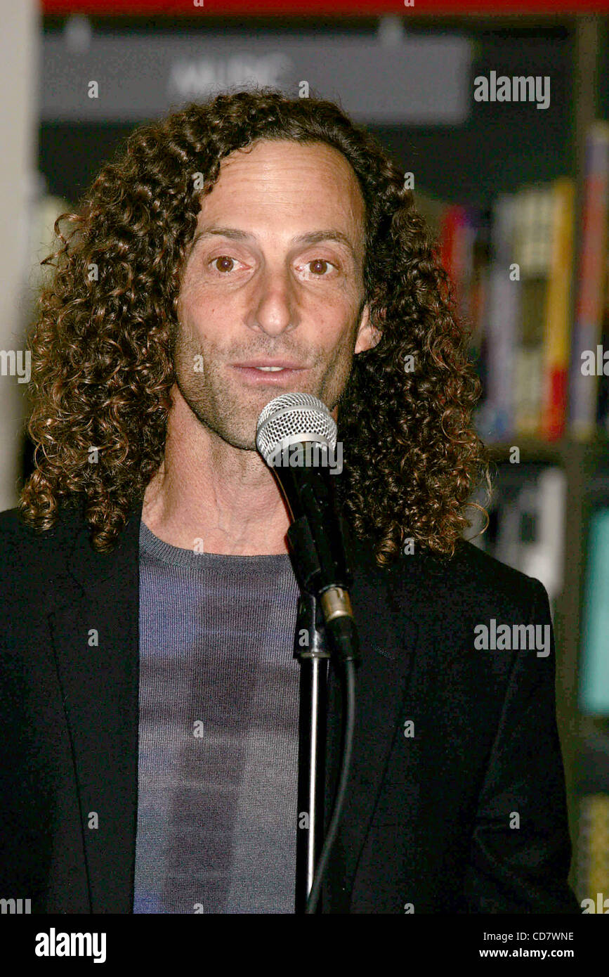 Nov. 24, 2004 - New York, New York, U.S. - K40551RM.KENNY G PERFORMS AT ...