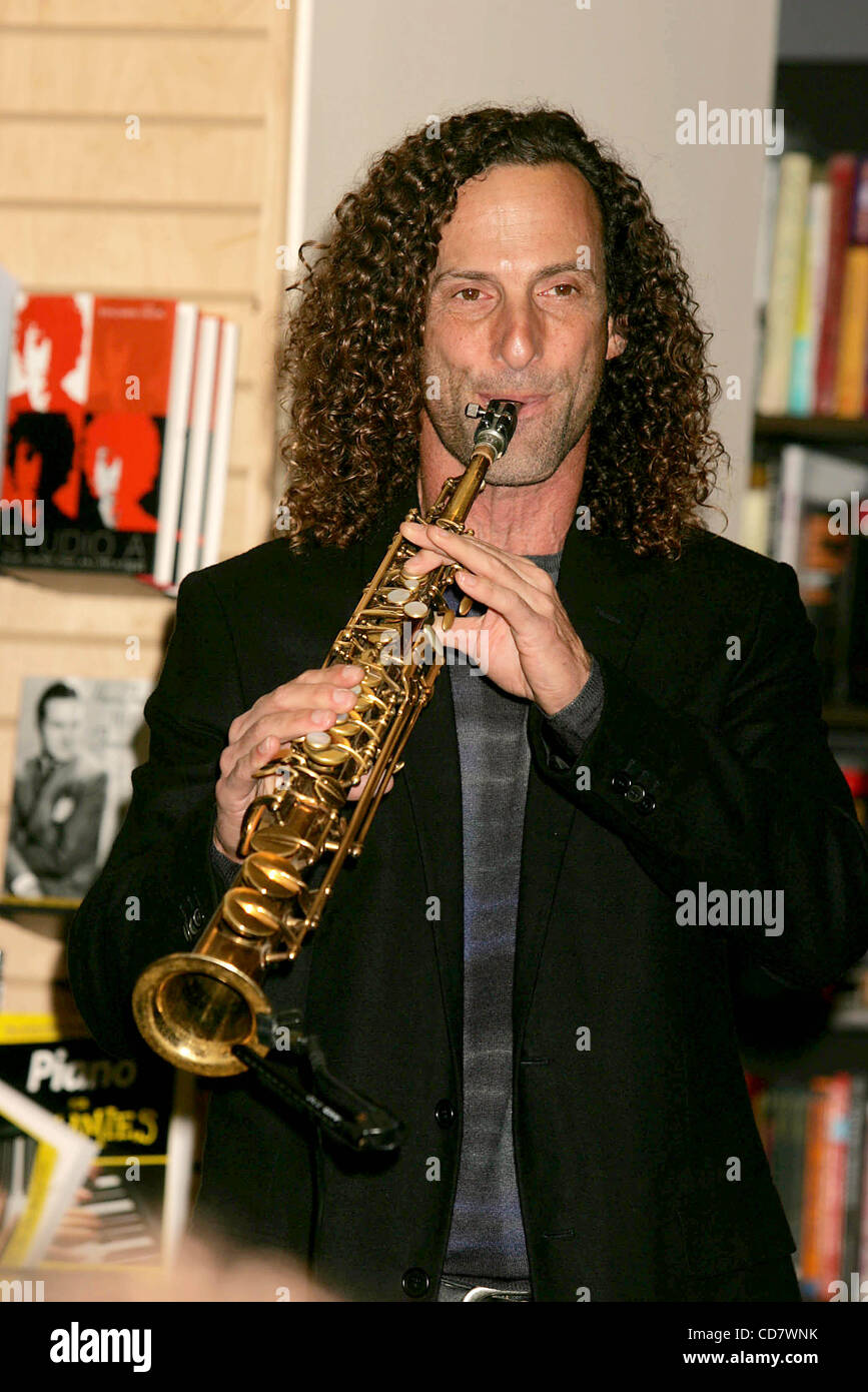 Nov. 24, 2004 - New York, New York, U.S. - K40551RM.KENNY G PERFORMS AT ...