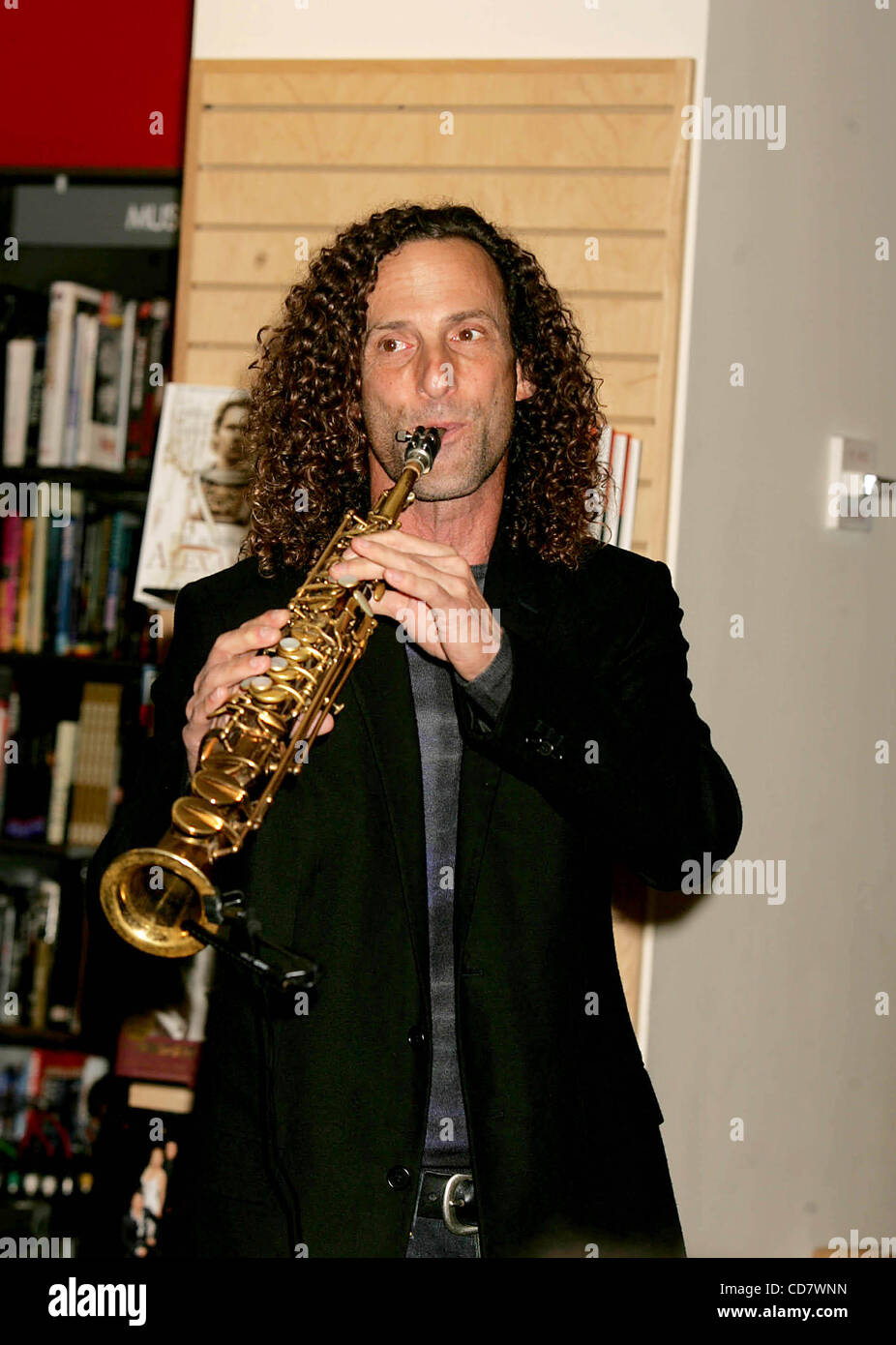 Nov. 24, 2004 - New York, New York, U.S. - K40551RM.KENNY G PERFORMS AT ...