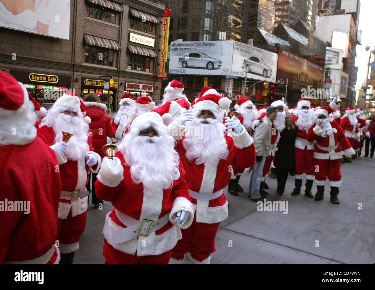 Nov. 26, 2004 - New York, New York, U.S. - K40564RM.VOLUNTEERS OF ...