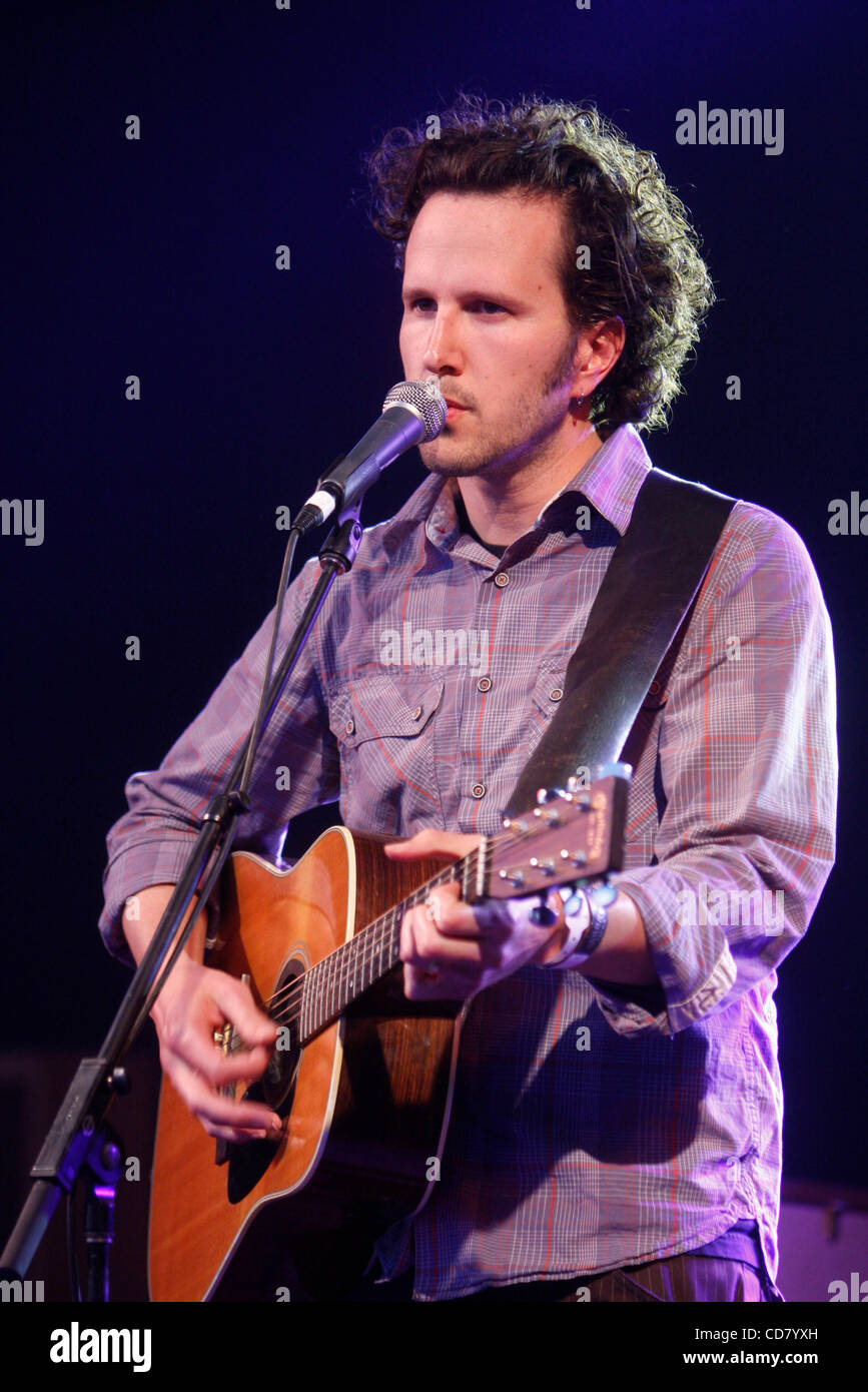 Mason Jennings performing at Stubb's during the Body of War Show in ...