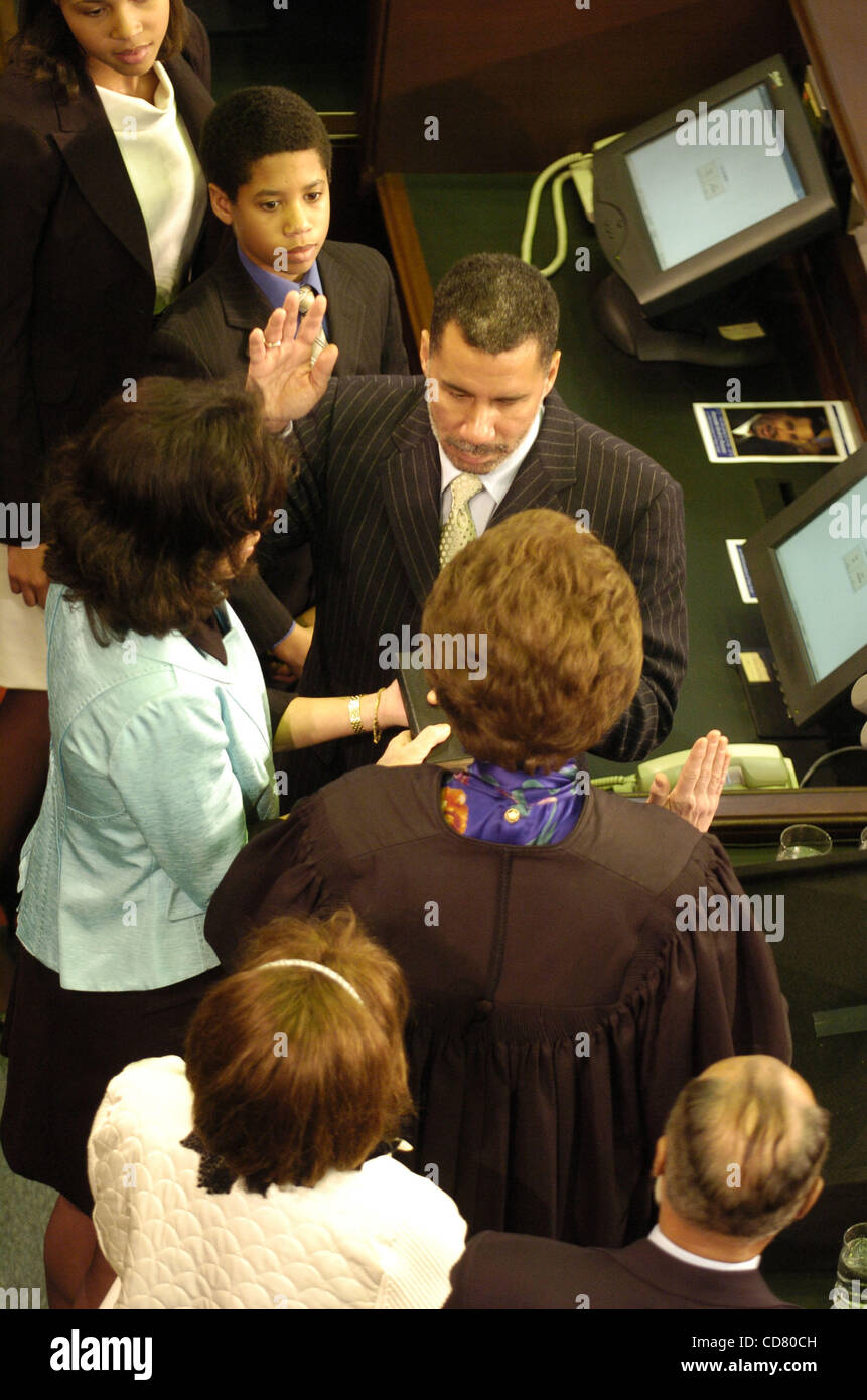 David Paterson is sworn in by Judge Judith Kaye as his stepdaughter ...
