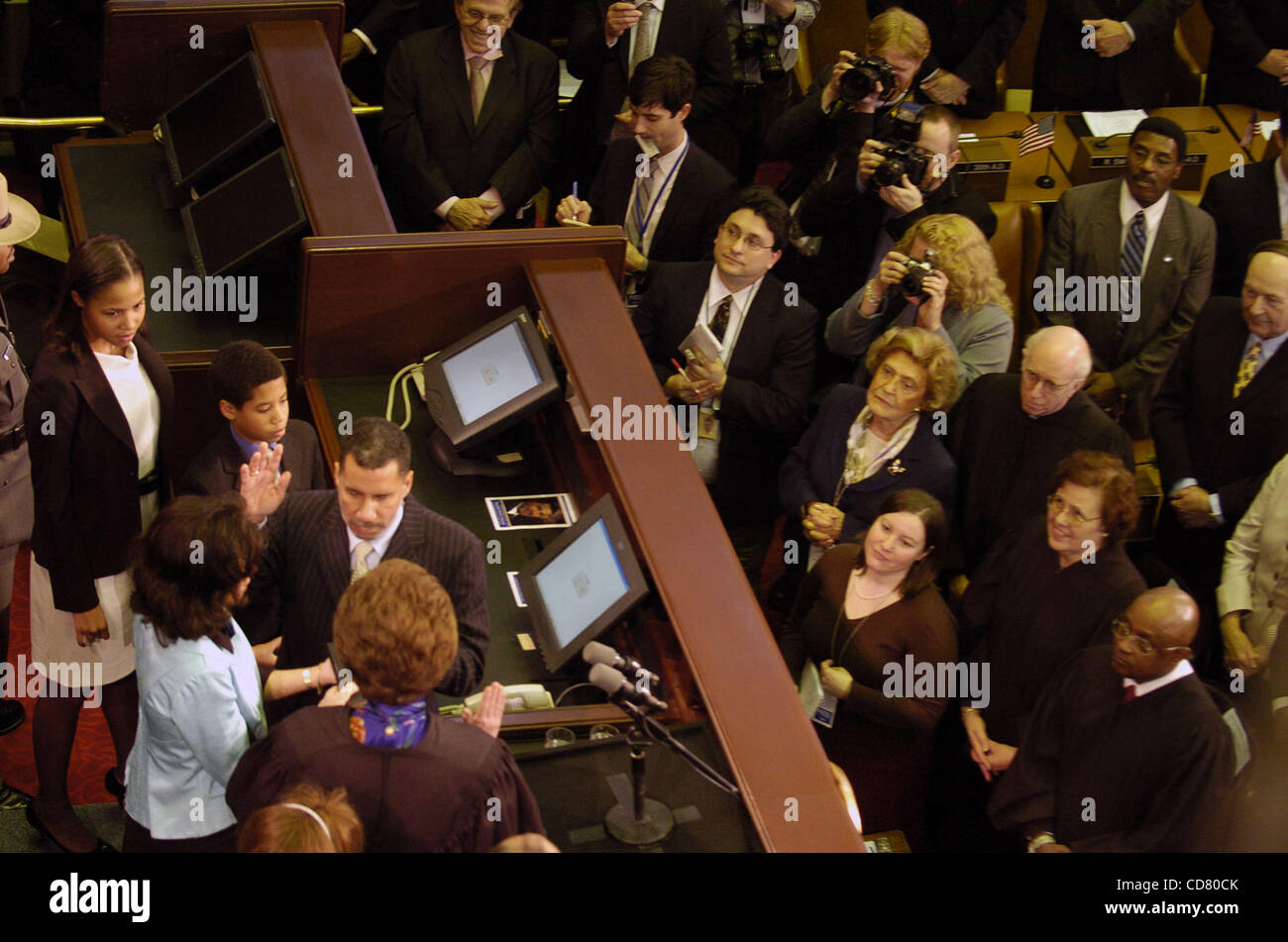 David Paterson is sworn in by Judge Judith Kaye as his stepdaughter ...