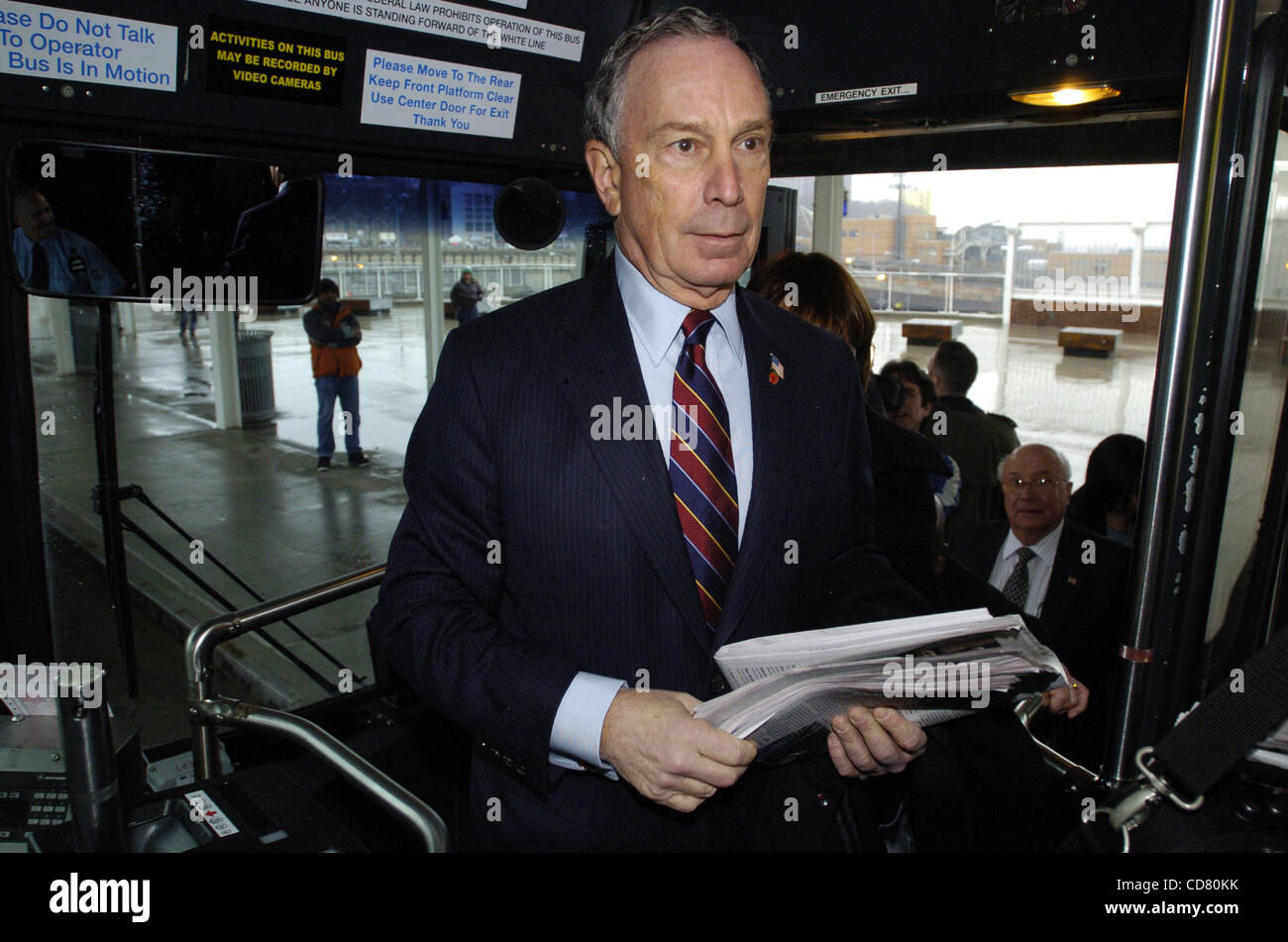 Mayor Bloomberg boards an MTA bus to Silver Lake Golf Course. Mayor ...