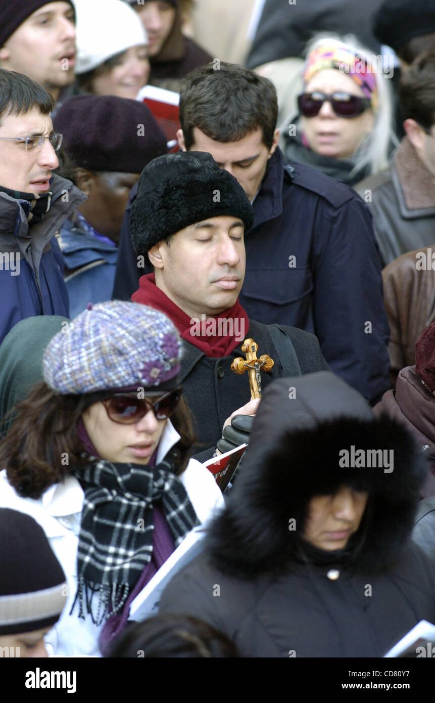 Good friday way of the cross over the brooklyn bridge hi-res stock ...
