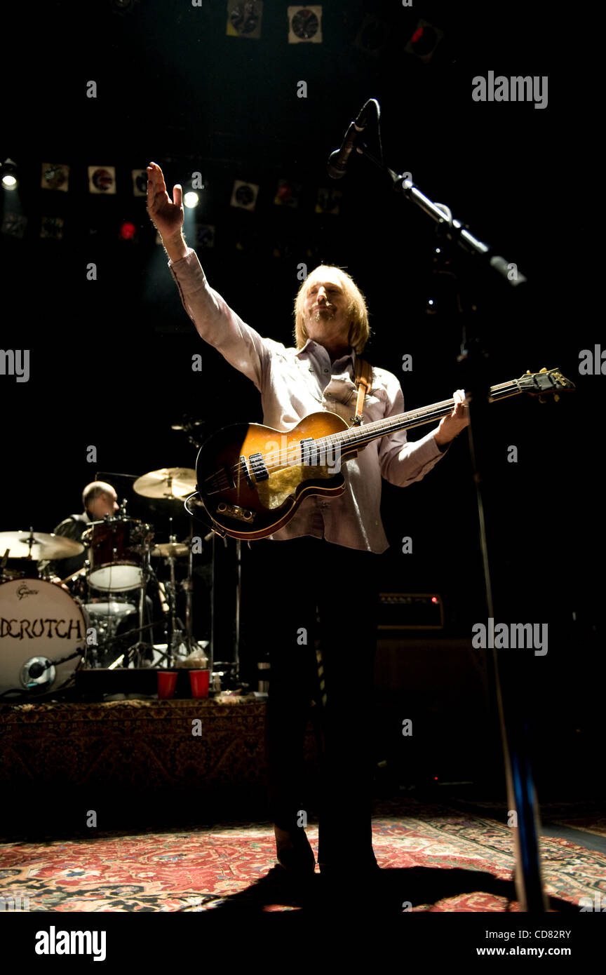Apr 14, 2008 - Santa Cruz, California, USA - The band Mudcrutch ...