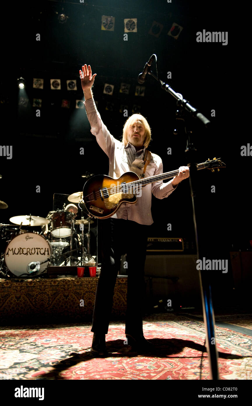Apr 14, 2008 - Santa Cruz, California, USA - The band Mudcrutch ...