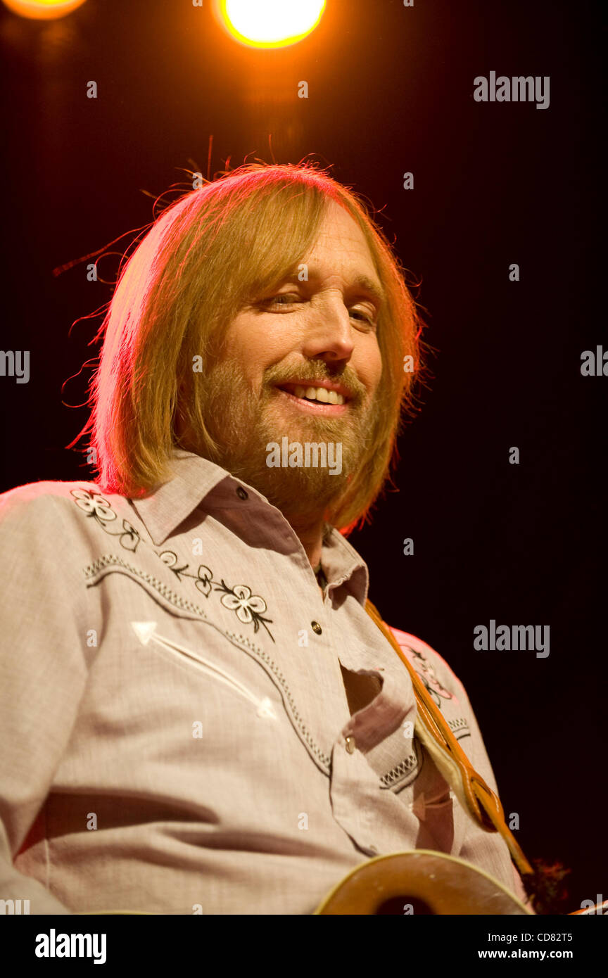 Apr 14, 2008 - Santa Cruz, California, USA - The band Mudcrutch ...