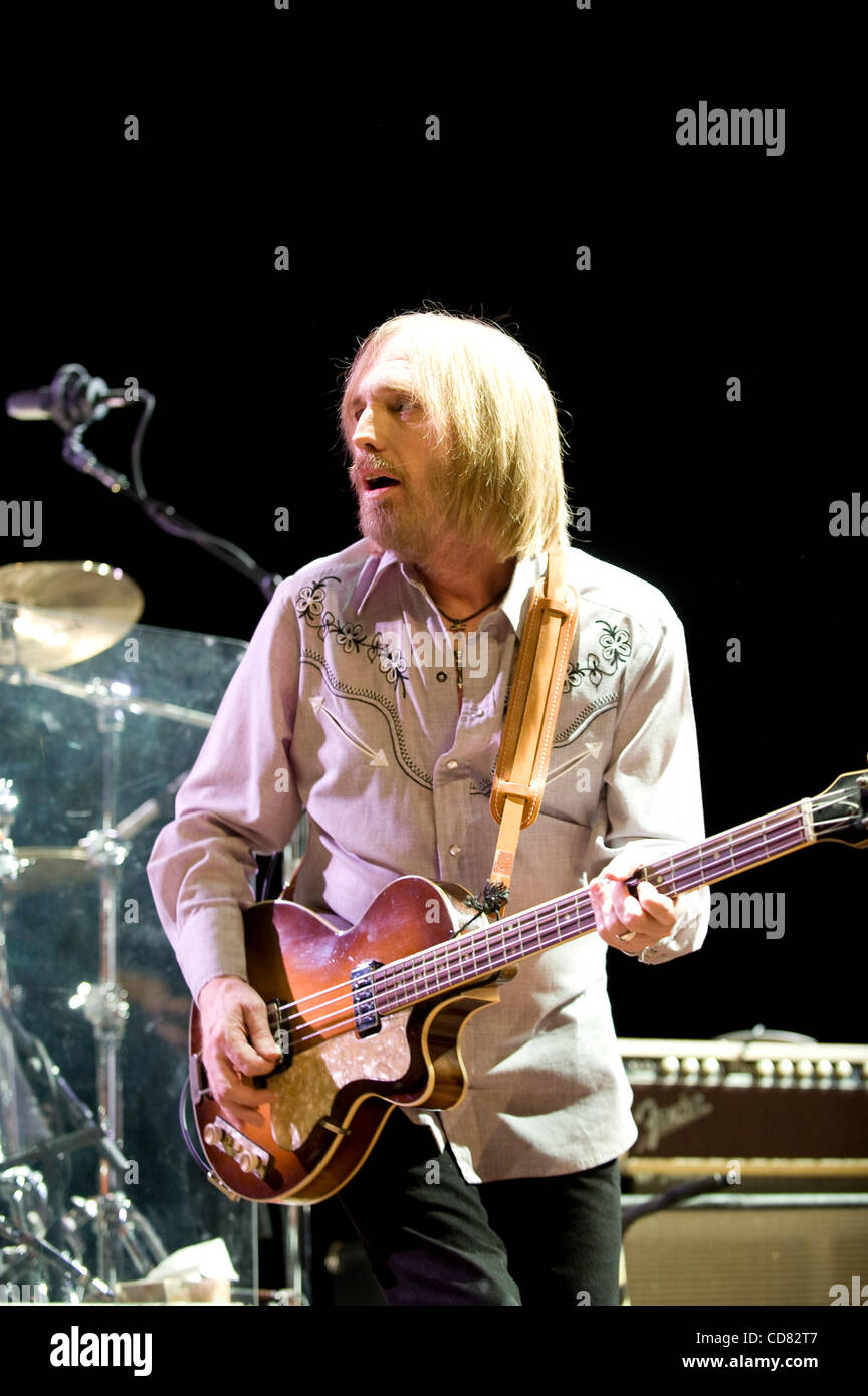 Apr 14, 2008 - Santa Cruz, California, USA - The band Mudcrutch ...