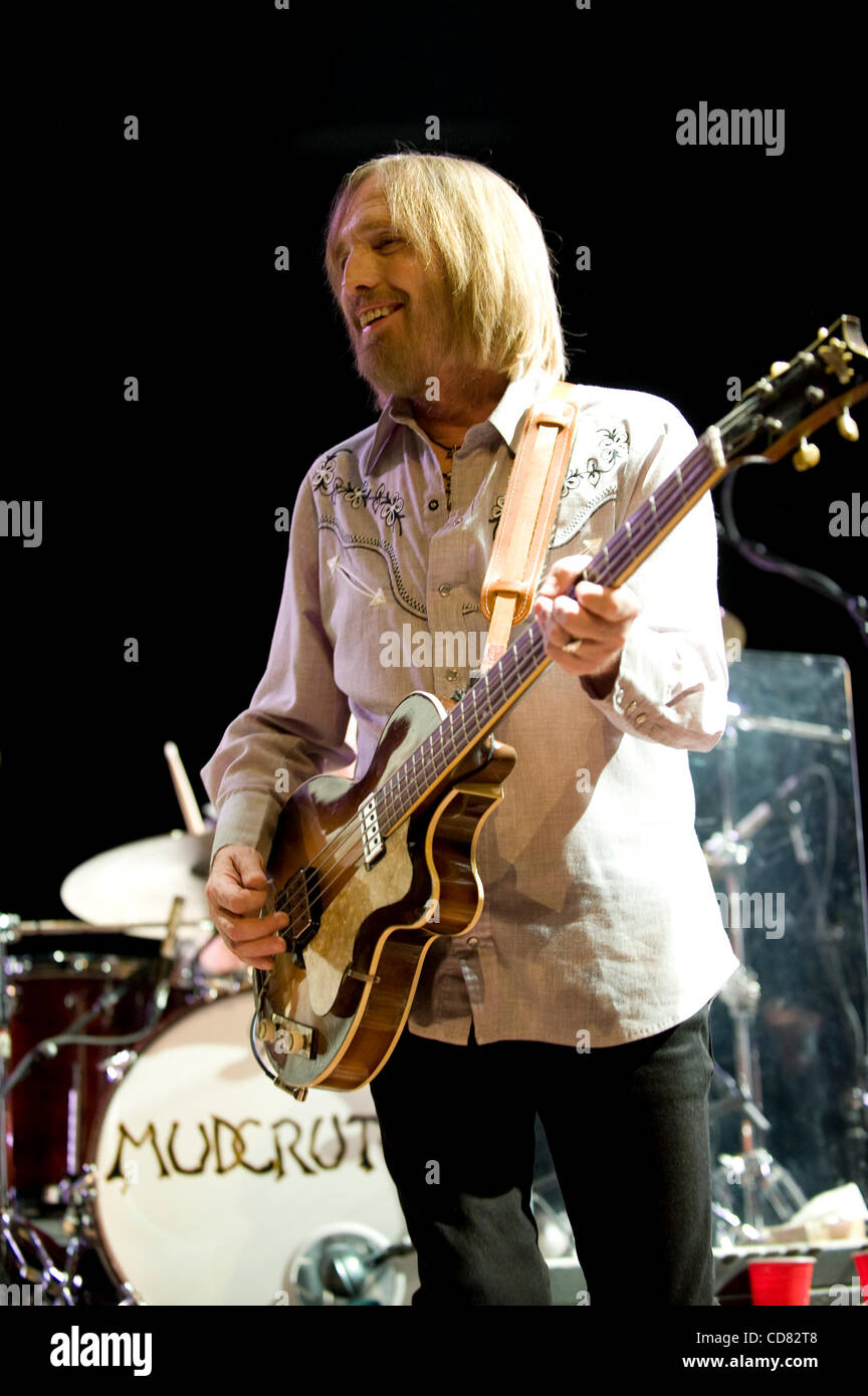 Apr 14, 2008 - Santa Cruz, California, USA - The band Mudcrutch ...