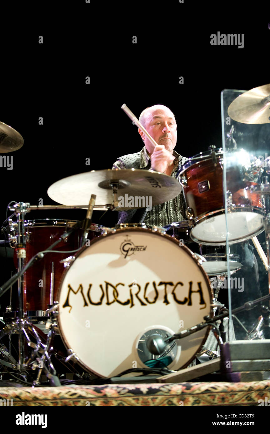 Apr 14, 2008 - Santa Cruz, California, USA - The band Mudcrutch ...