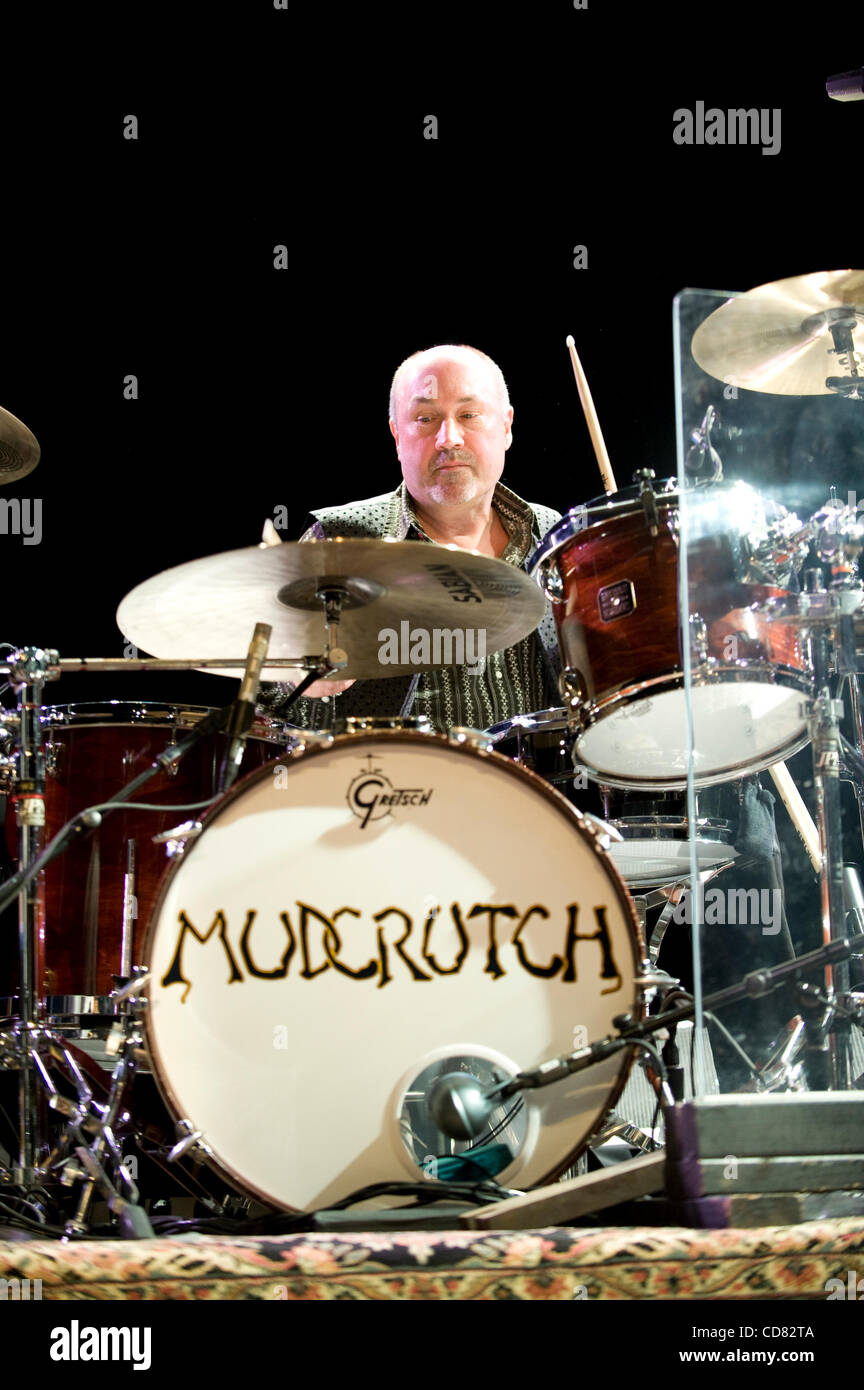 Apr 14, 2008 - Santa Cruz, California, USA - The band Mudcrutch ...