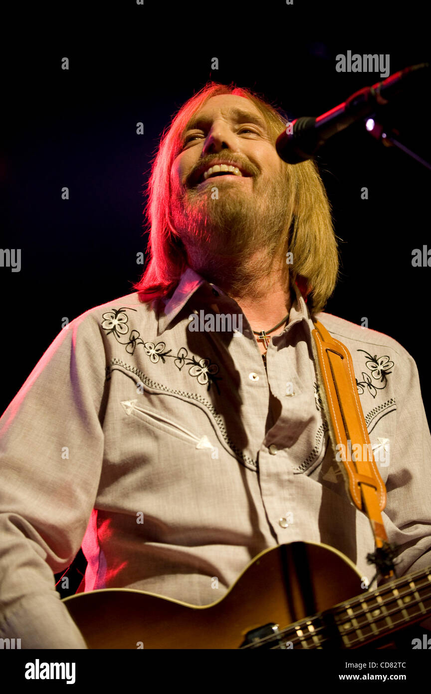 Apr 14, 2008 - Santa Cruz, California, USA - The band Mudcrutch ...