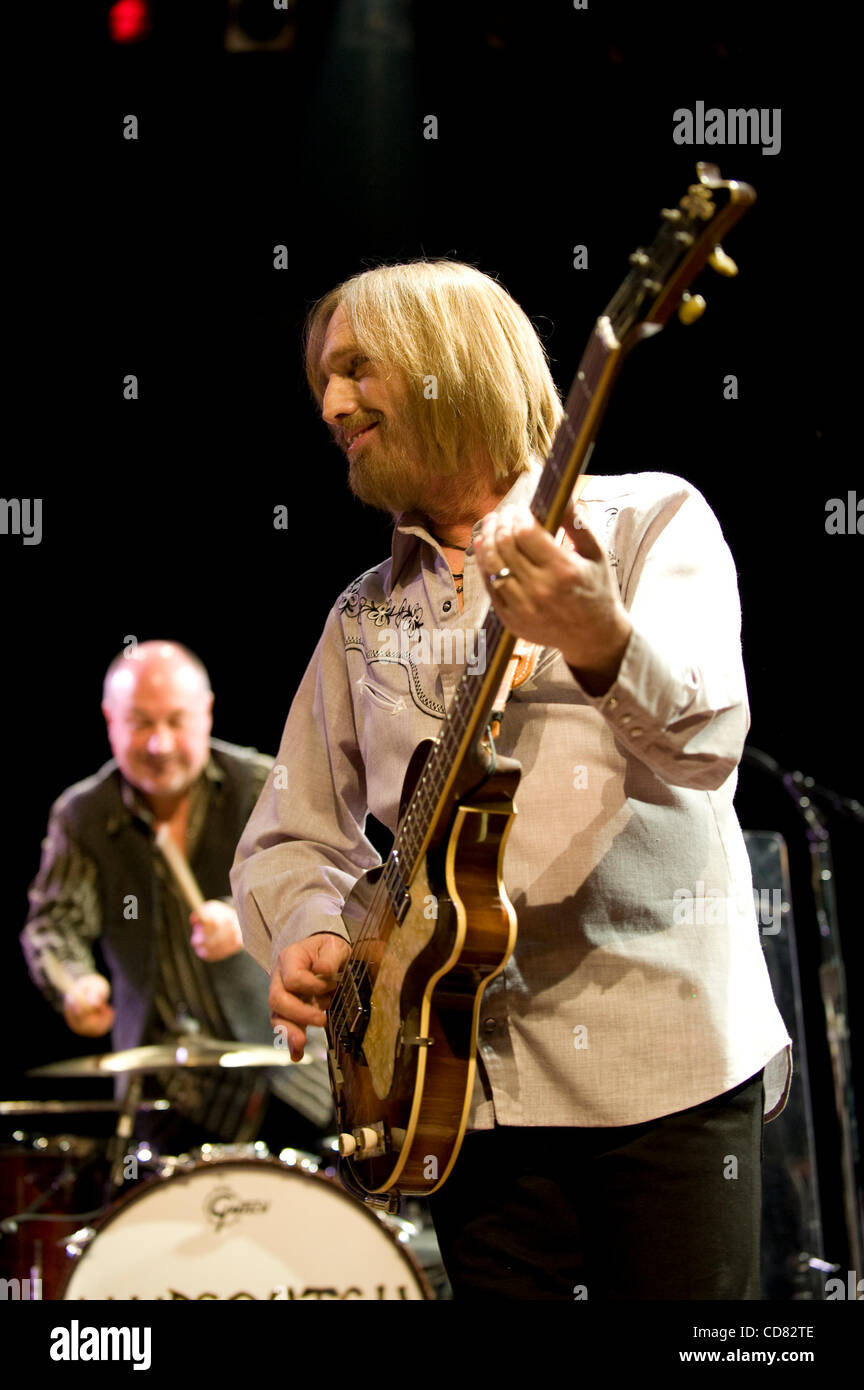 Apr 14, 2008 - Santa Cruz, California, USA - The band Mudcrutch ...