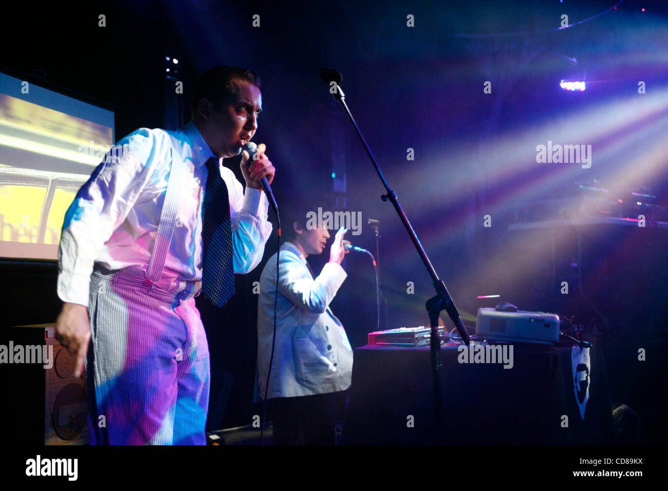 Mike Relm performing at the Spiegel tent on October 7th 2008 Photo ...