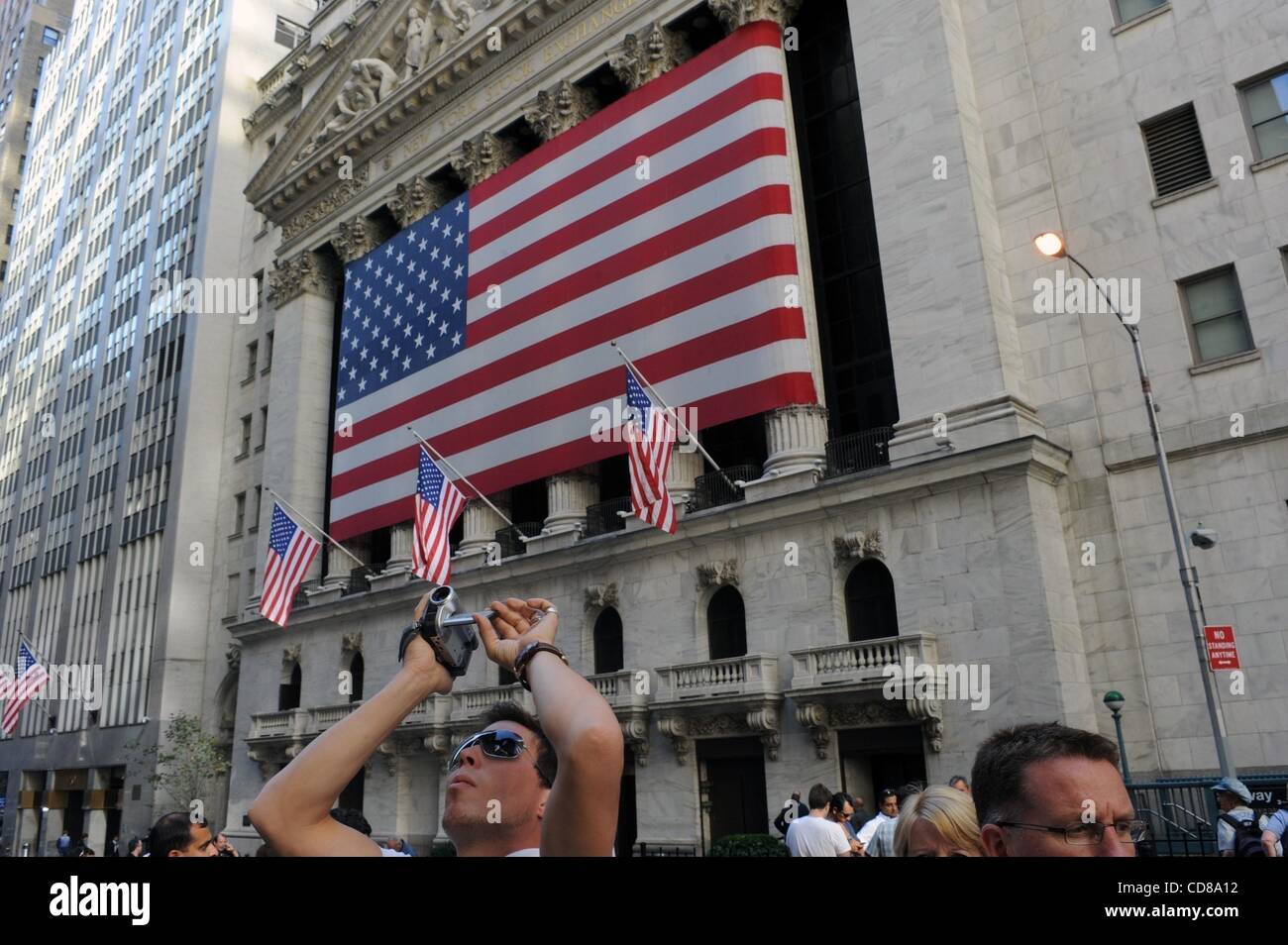 Oct 10, 2008 - Manhattan, New York, USA - Visitors take photos outside ...