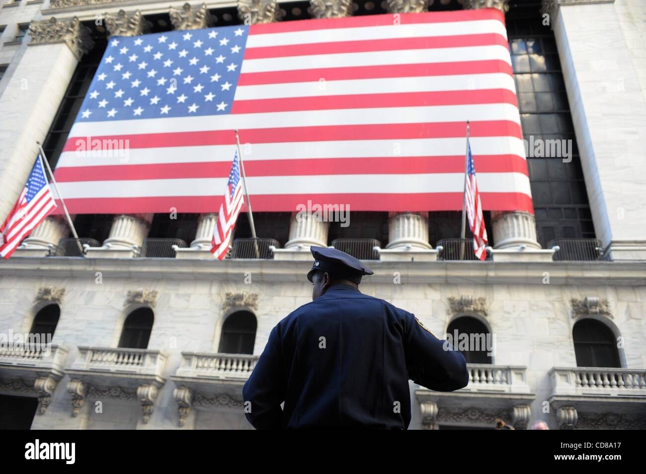 Oct 10, 2008 - Manhattan, New York, USA - A police officer outside the ...