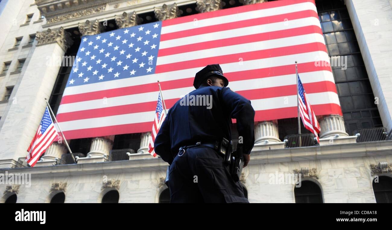 Oct 10, 2008 - Manhattan, New York, USA - A police officer outside the ...