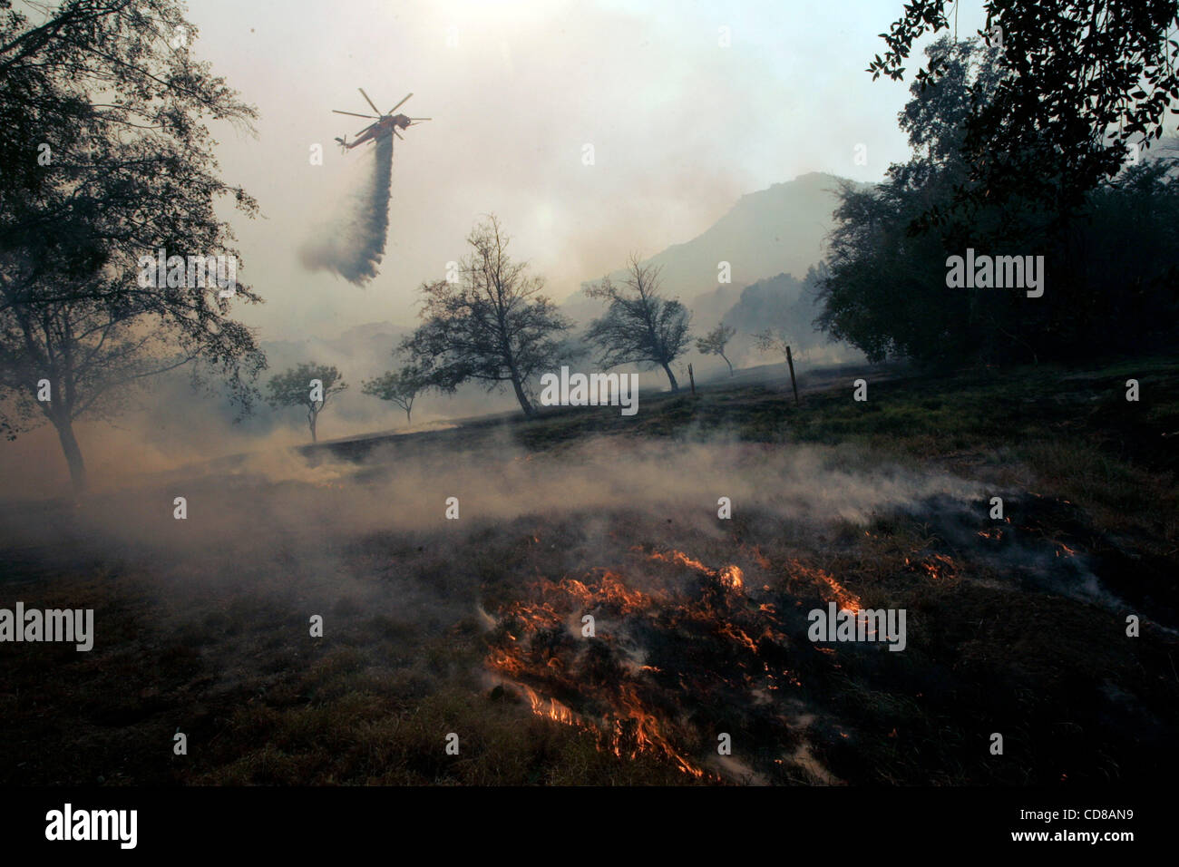 Oct 13, 2008 - Chatsworth, California, USA - A firefighting helicopter ...