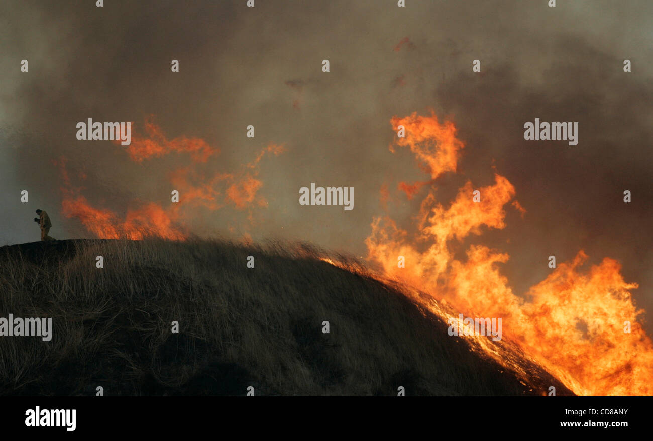 Oct 13, 2008 - Porter Ranch, California, USA - The Sesnson fire flares ...