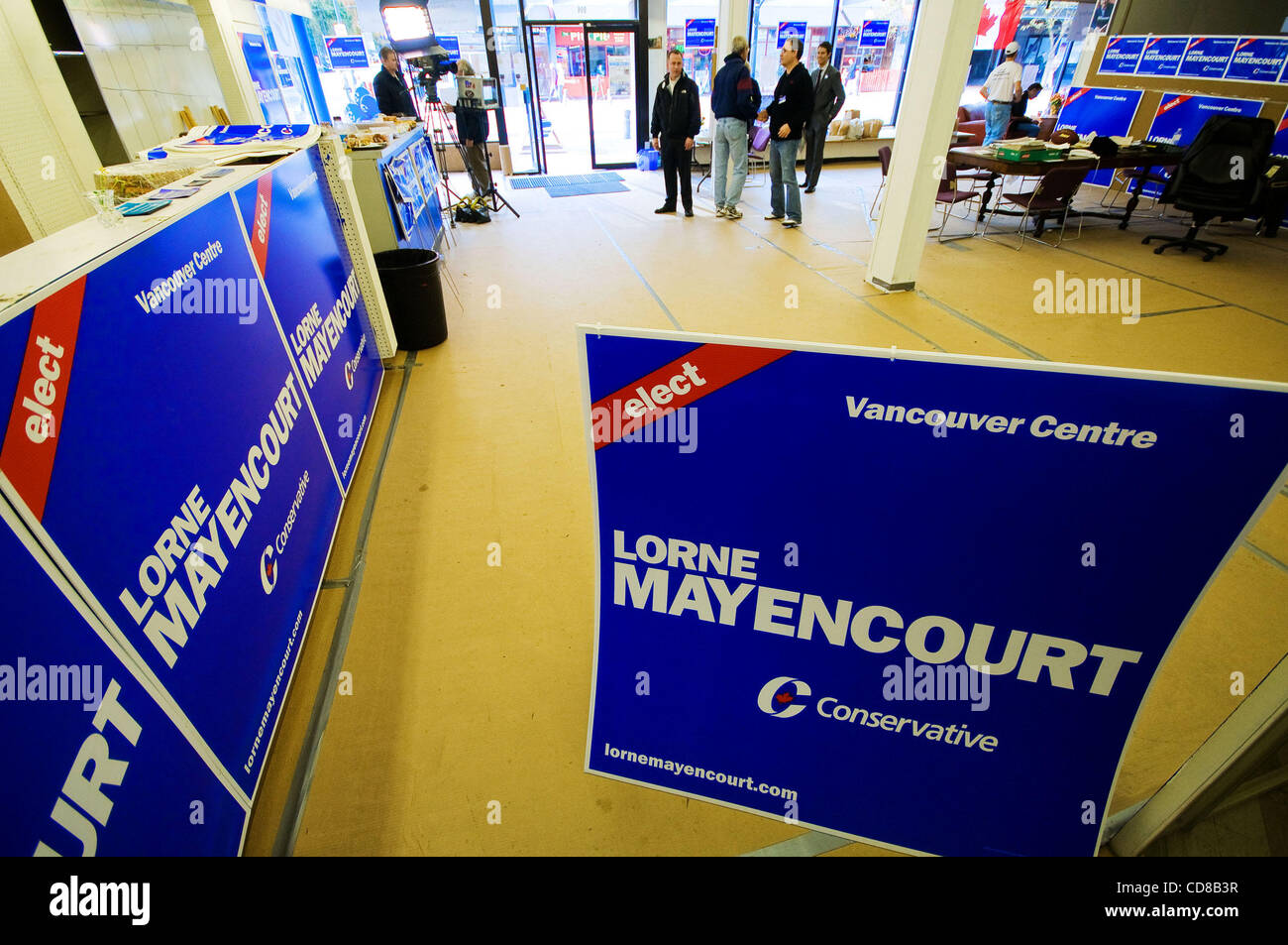 Conservative party campaign posters hi-res stock photography and images ...