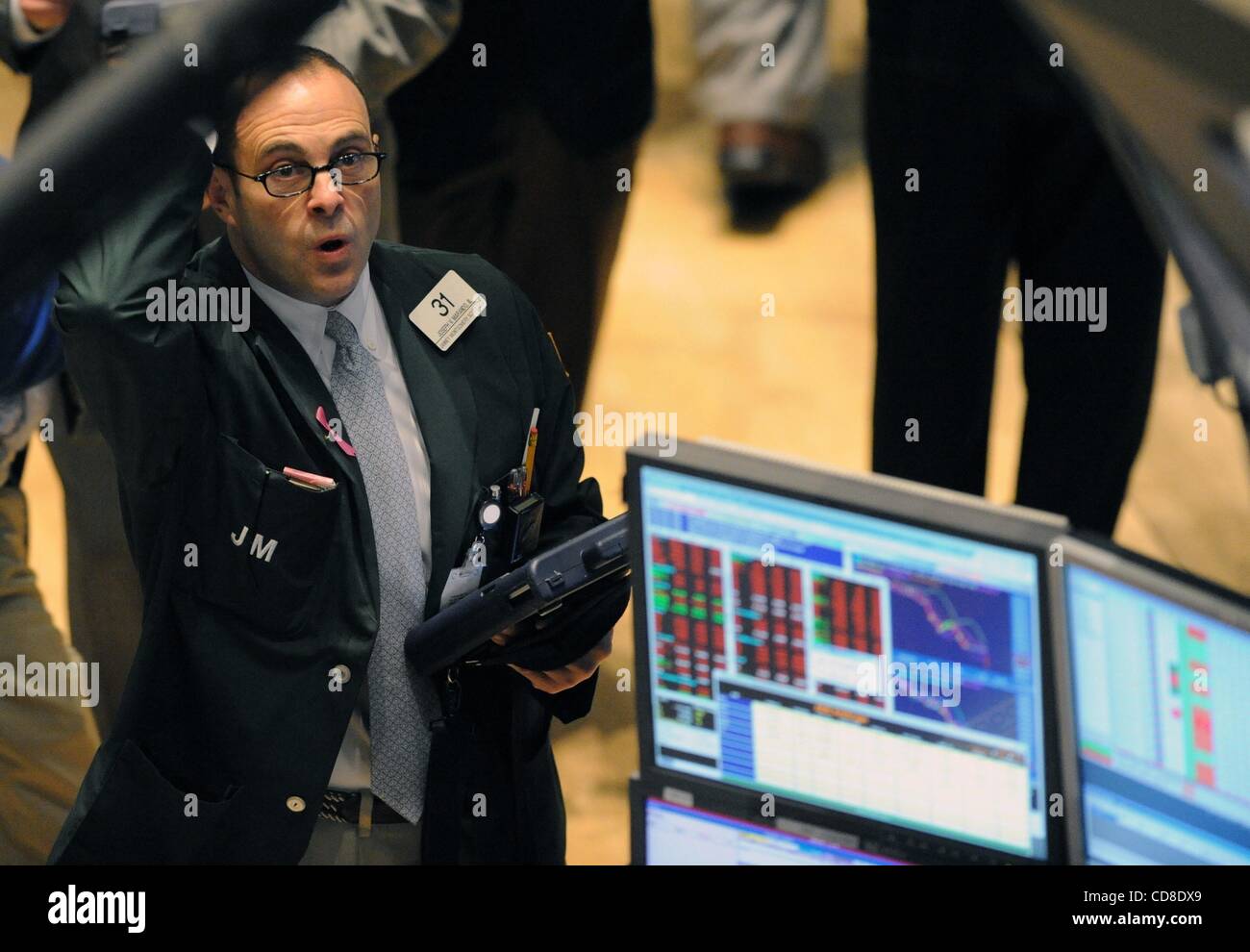 Oct 24, 2008 - Manhattan, New York, USA - Traders work this morning as ...
