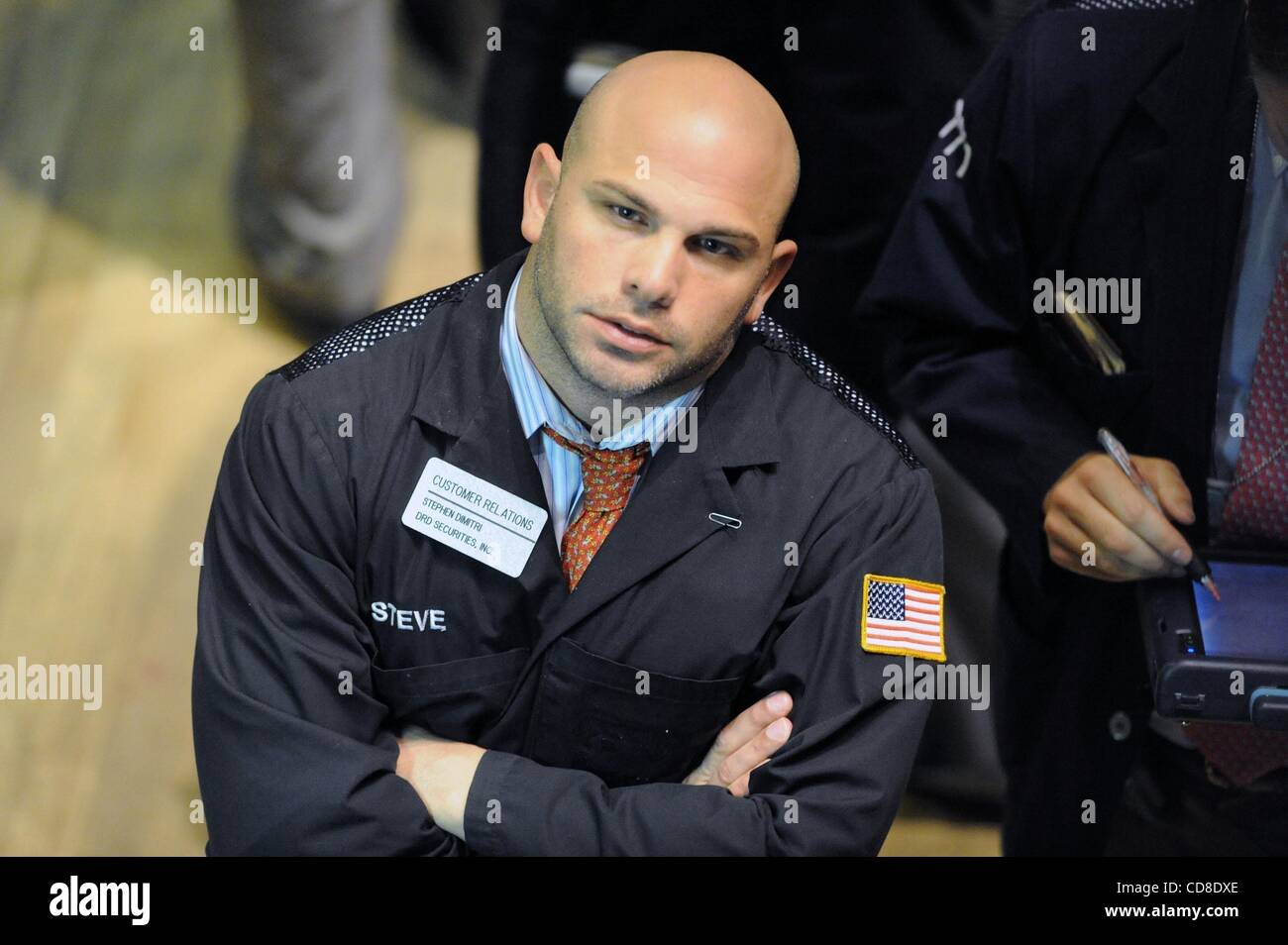 Oct 24, 2008 - Manhattan, New York, USA - Traders work this morning as ...