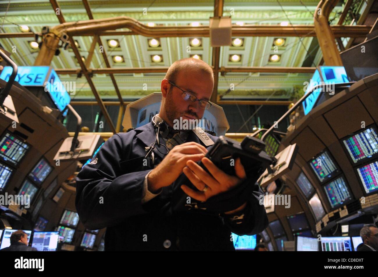 Oct 24, 2008 - Manhattan, New York, USA - Traders work this morning as ...