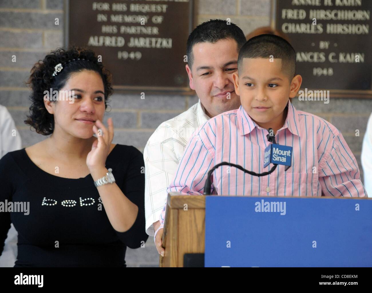 Oct 27, 2008 - Manhattan, New York, USA - DIGNA and VICTOR CARPIO with ...