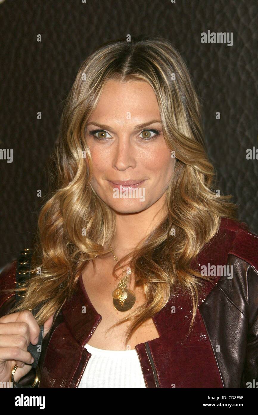 Oct 30, 2008 - Los Angeles, California, USA - Actress MOLLY SIMS at the ...