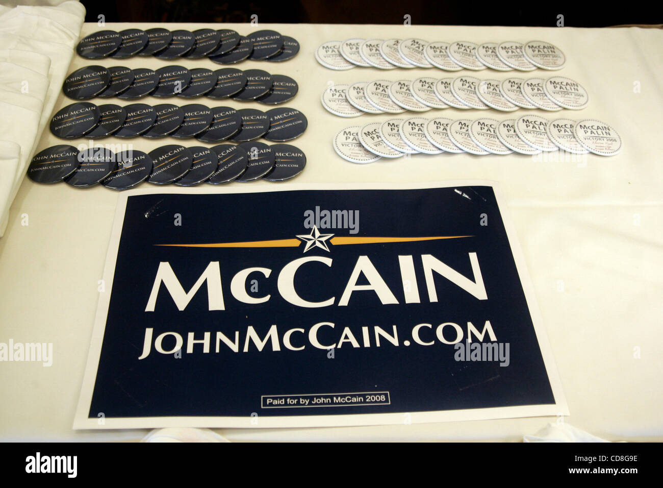 Nov 04, 2008 - Venice Beach, CA, USA - McCain/Palin memorabilia on ...