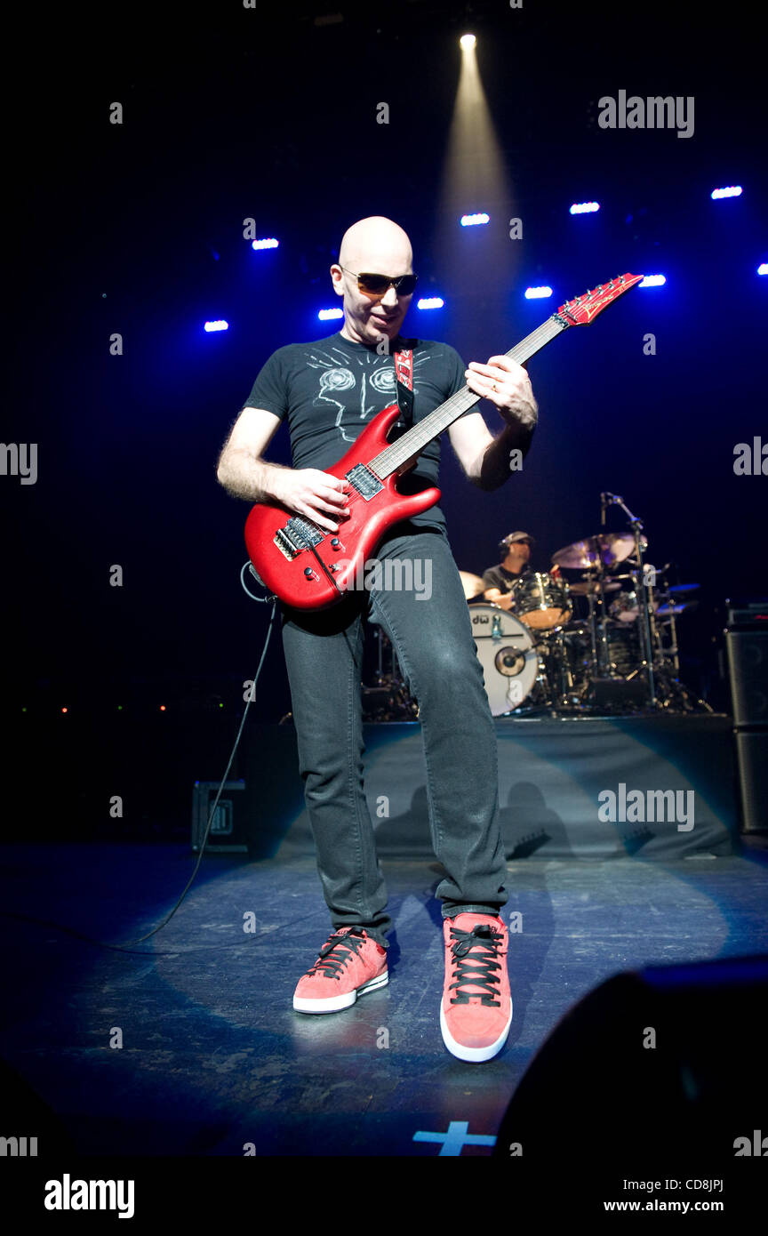 Nov 15, 2008 - San Francisco, California, USA - JOE SATRIANI live at ...