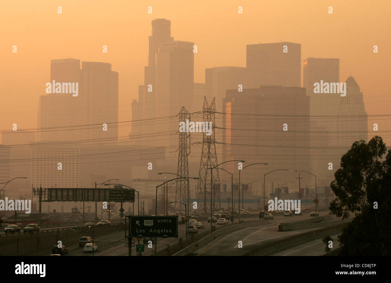 Nov 16, 2008 - Los Angeles, California, USA - Heavy smoke lingers over ...