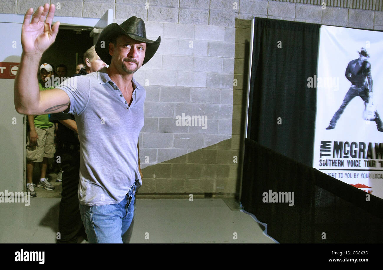 June 10, 2010 - Nashville, TN, USA - Tim McGraw waves to thousands of ...