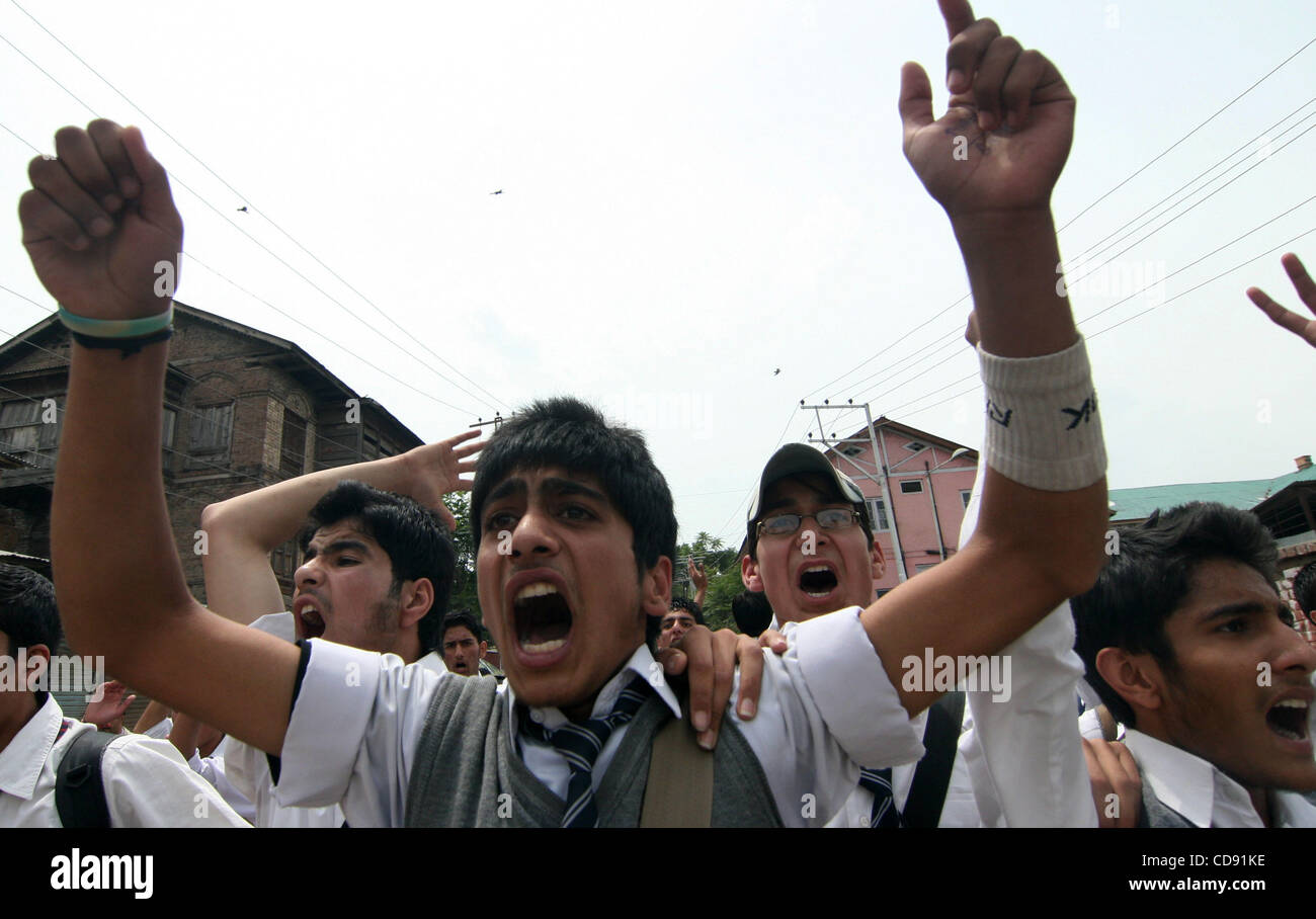 kashmiri muslim students shouth pro freedom slogans during protest ...