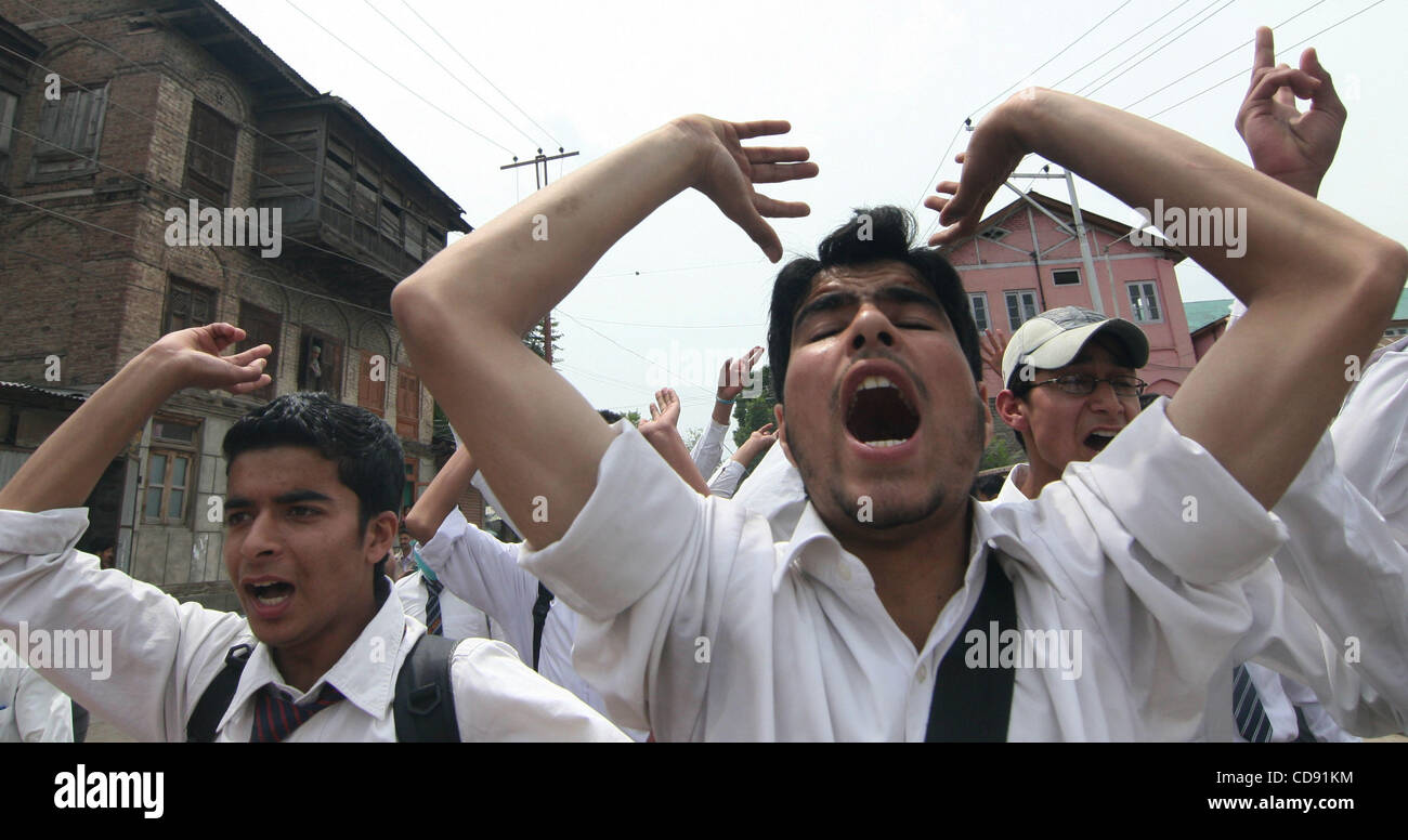 kashmiri muslim students shouth pro freedom slogans during protest ...