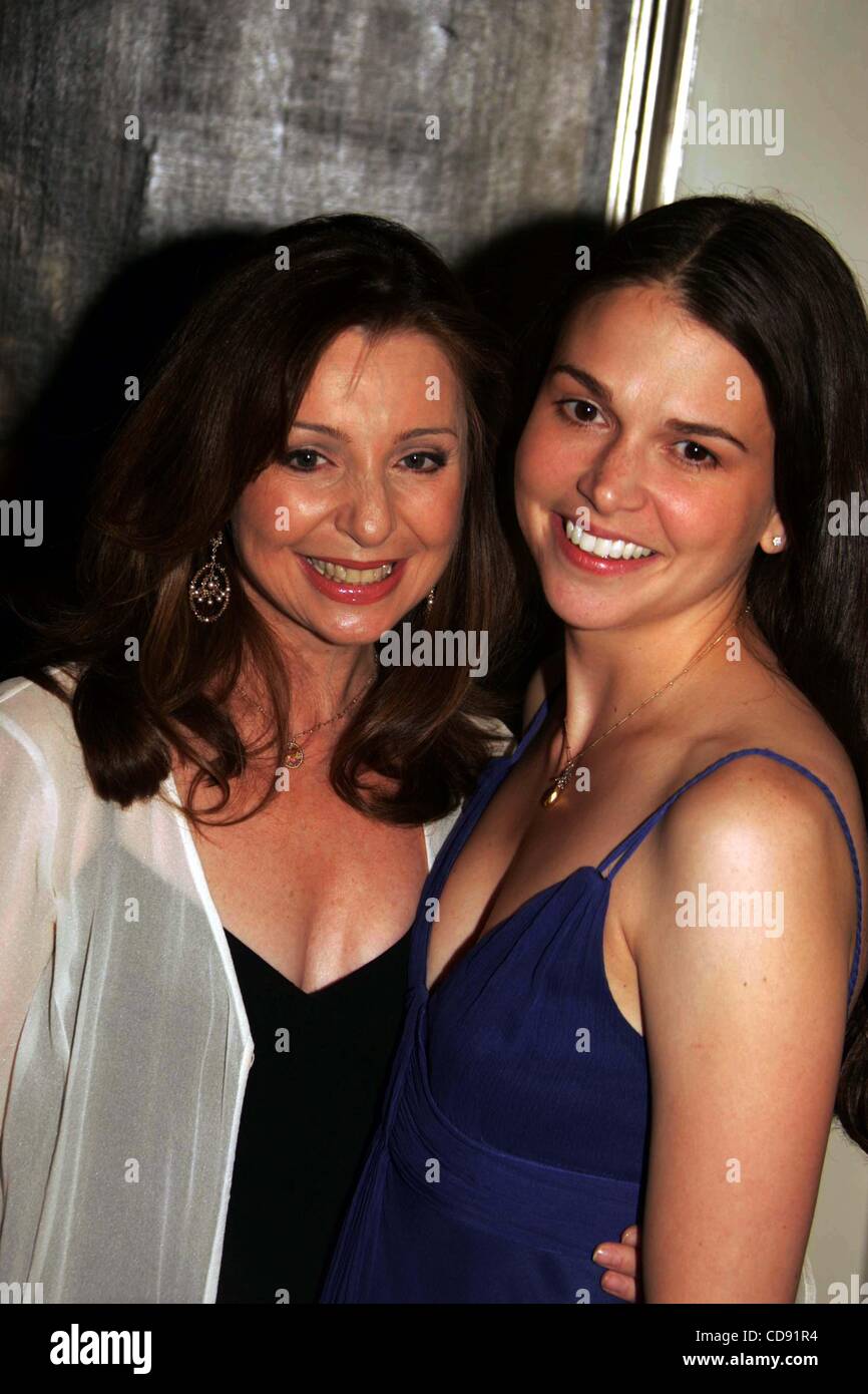 Cafe carlyle new york hi-res stock photography and images - Alamy