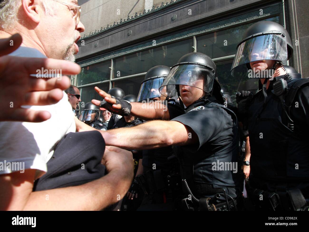 G20 toronto police clash hi-res stock photography and images - Alamy